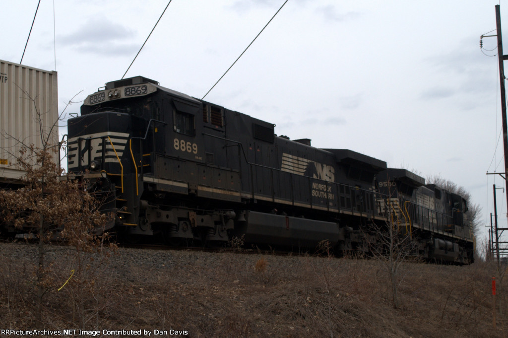 NS C40-9 8869 and NS C44-9W 9580 bring up the rear on B100-23